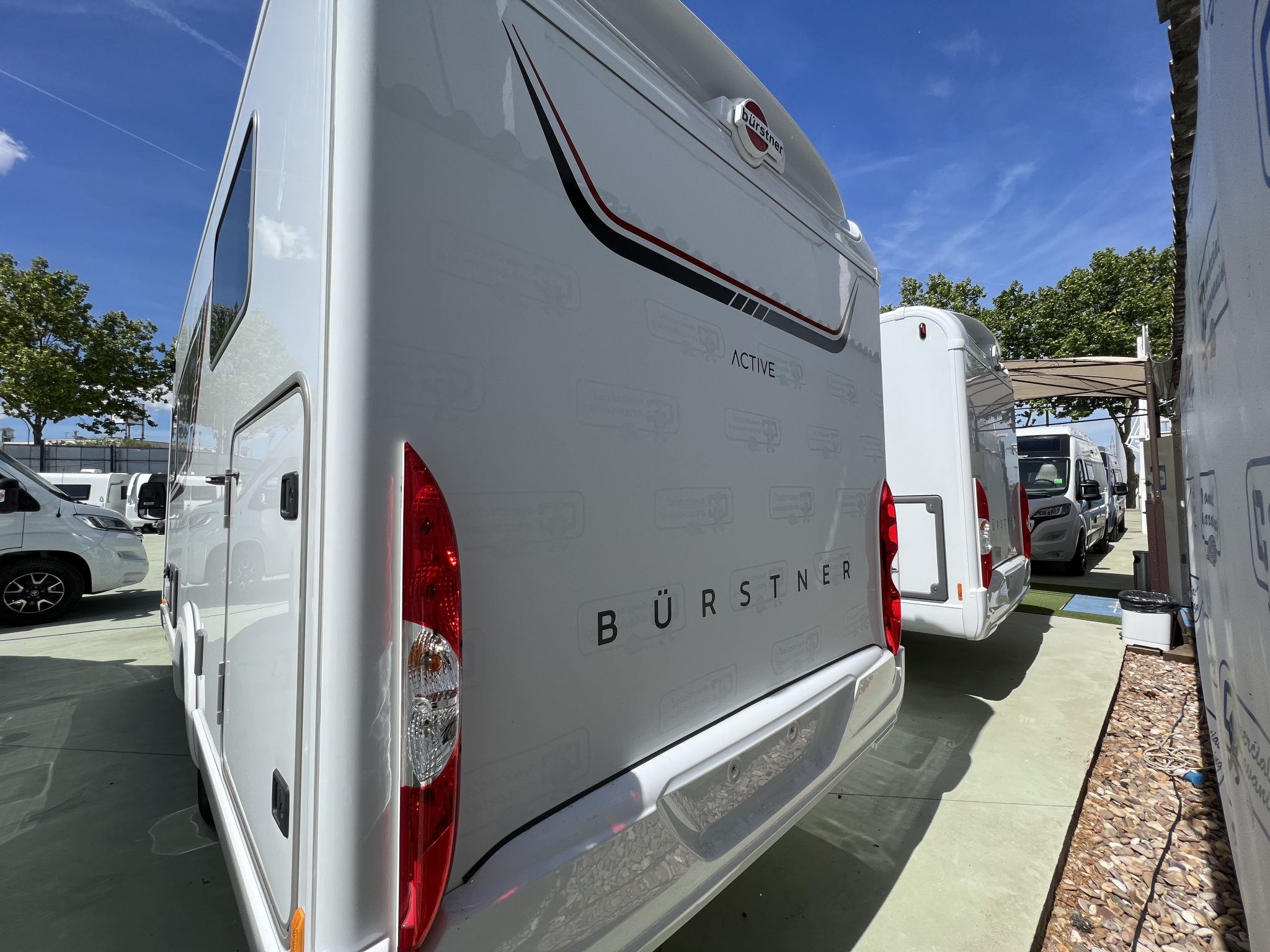 Bürstner Lineo T690G - Comercial Caravaning
